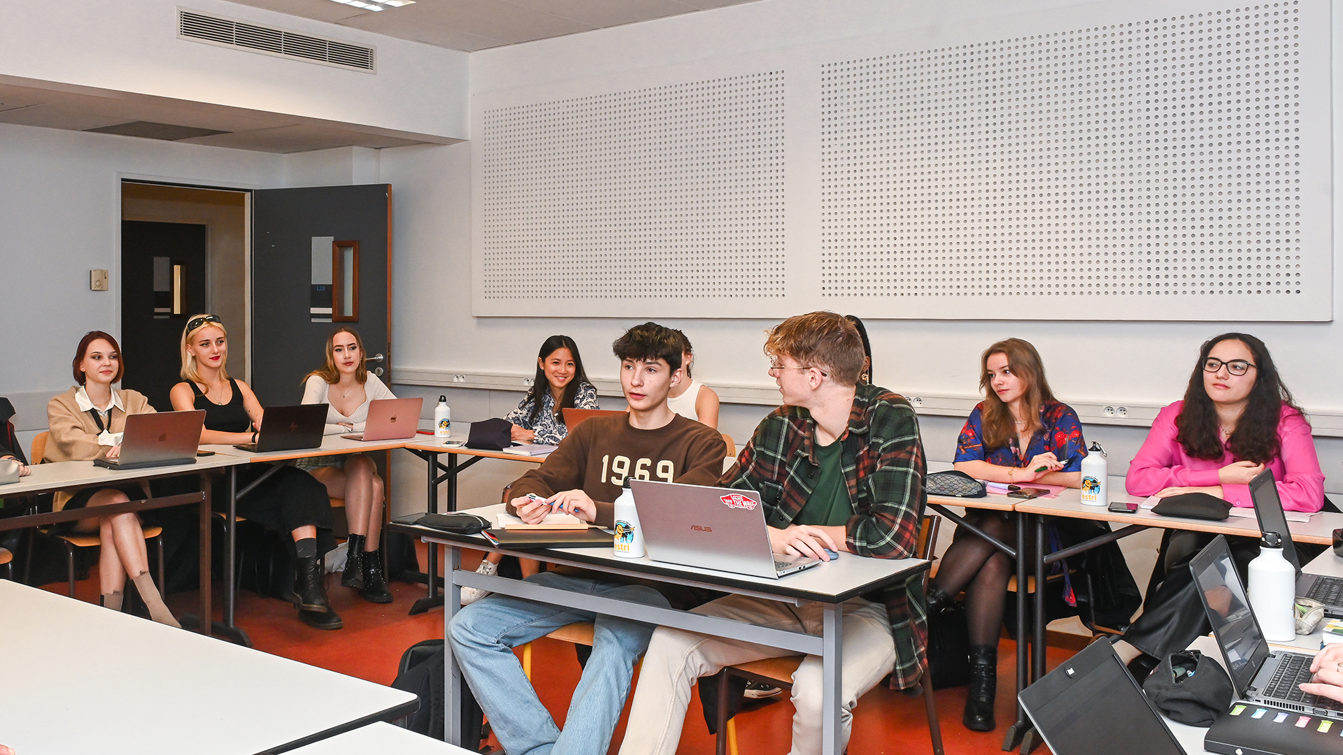 Devenir Assistant en communication : métier, missions, salaire | ESTRI