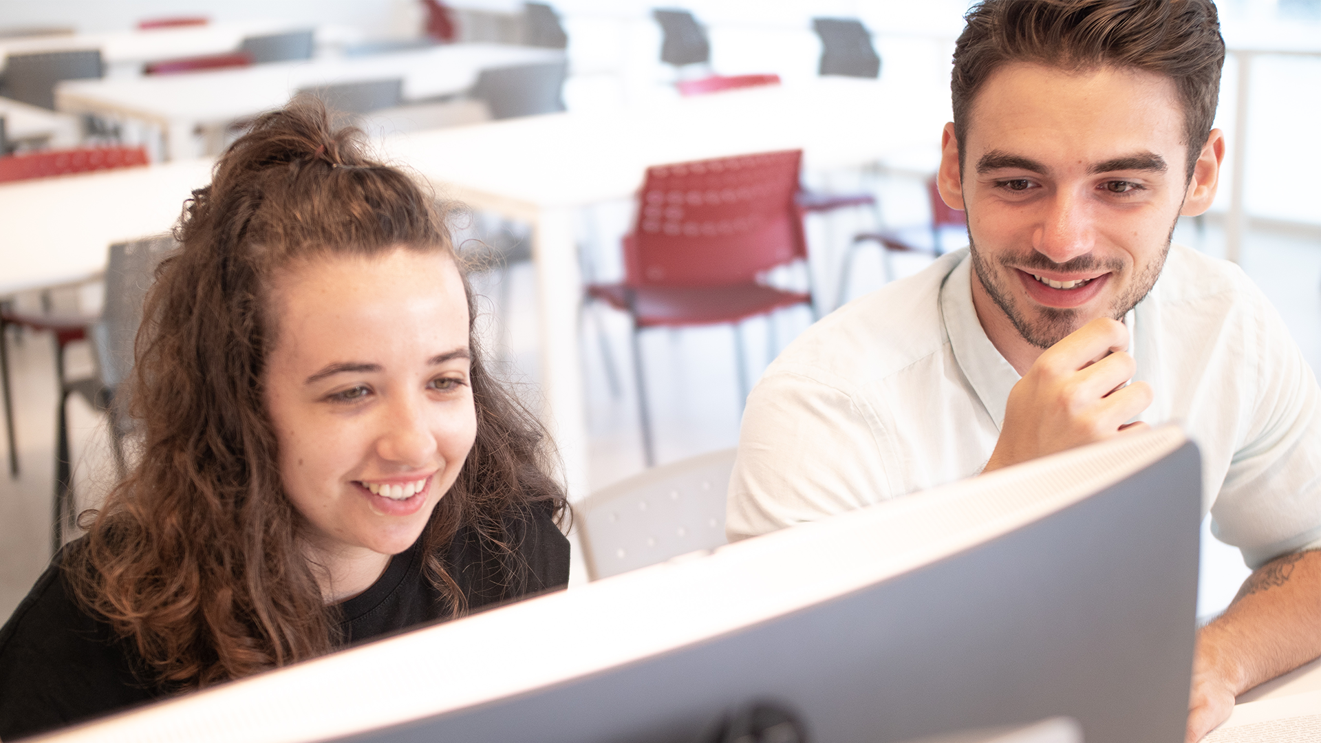 Devenir Community Manager : métier, missions, salaire | ESTRI