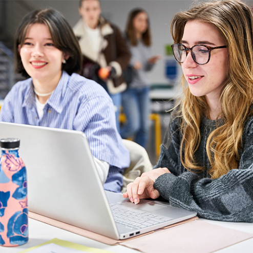 Pourquoi les langues étrangères sont importantes en communication ? | ESTRI